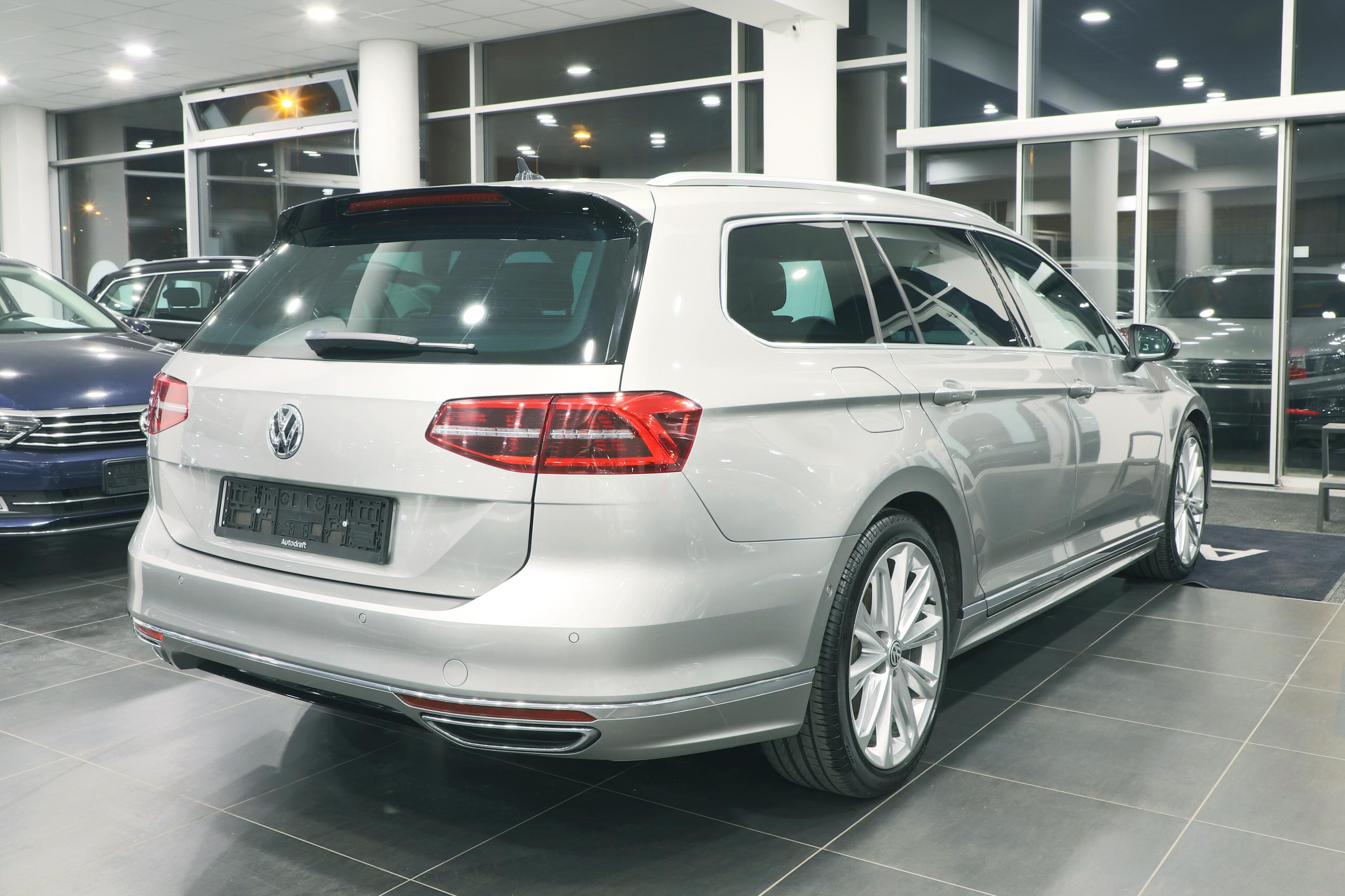 Volkswagen Passat B8 Variant Highline 2.0 TDI 140kW DSG R-Line / Active ...