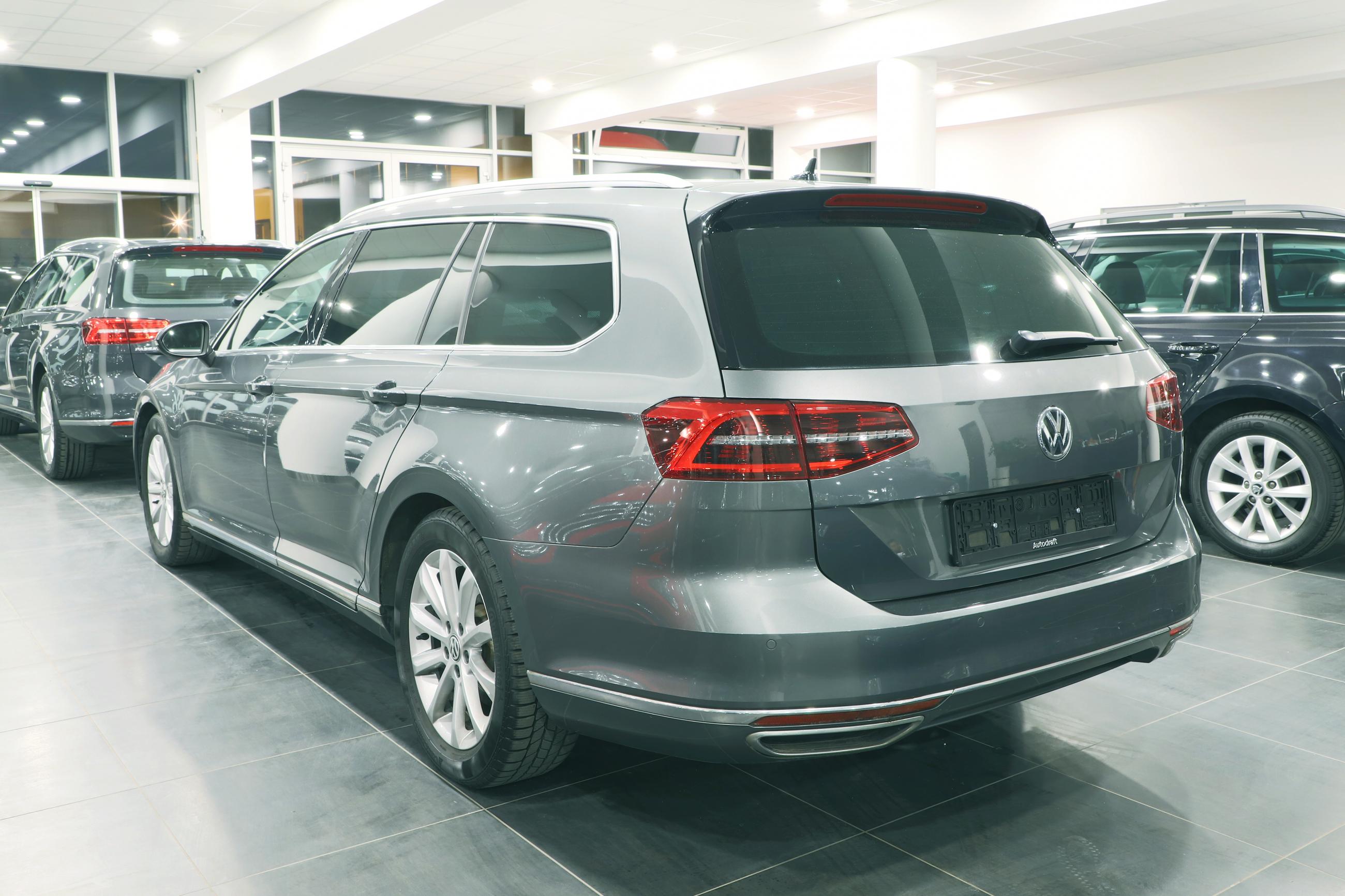 Volkswagen Passat B8 Variant Highline 2.0 TDI 140kW R-Line / Webasto ...