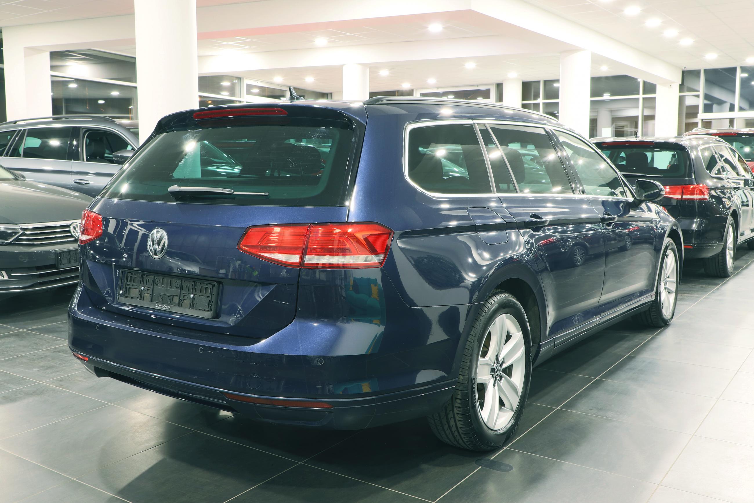 Volkswagen Passat B8 Variant Comfortline 2.0 TDI 110kW R-Line / Active ...